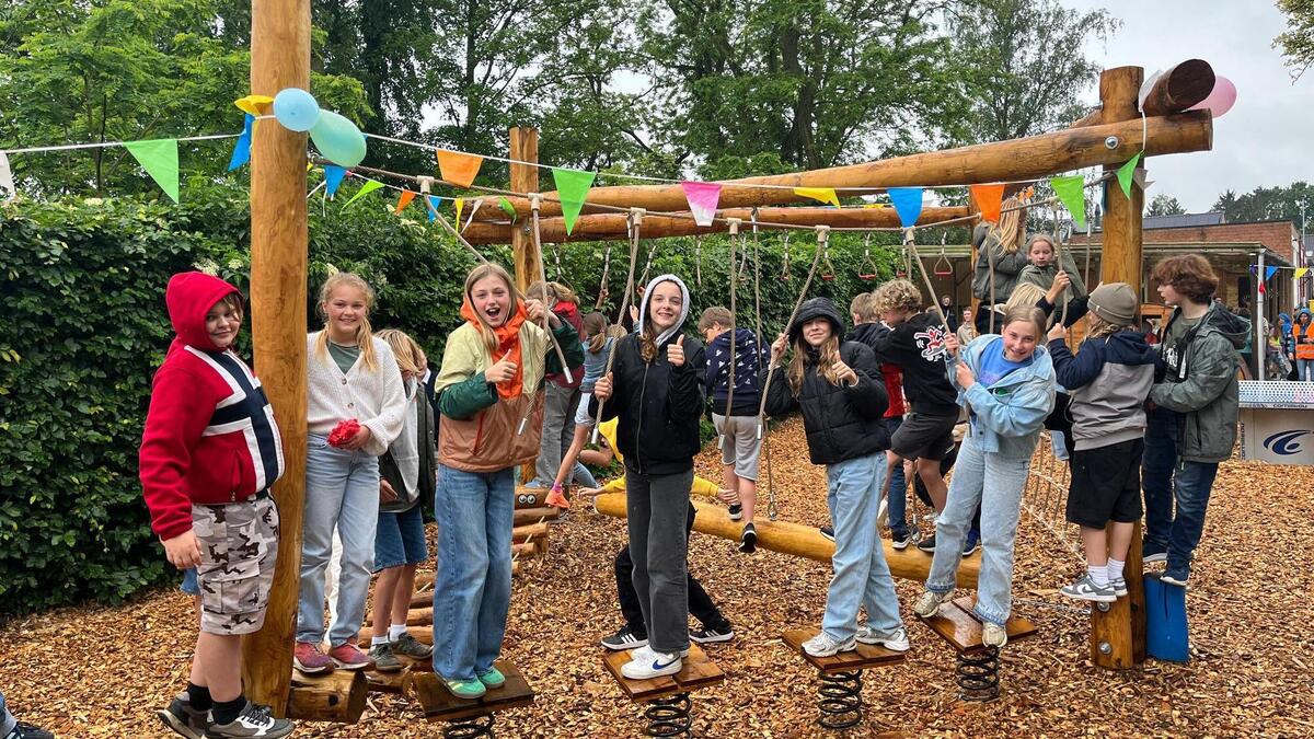 Basisschool De Springplank huldigt ontharde speelplaats met buitenklas in: “Voor als het mooi ...